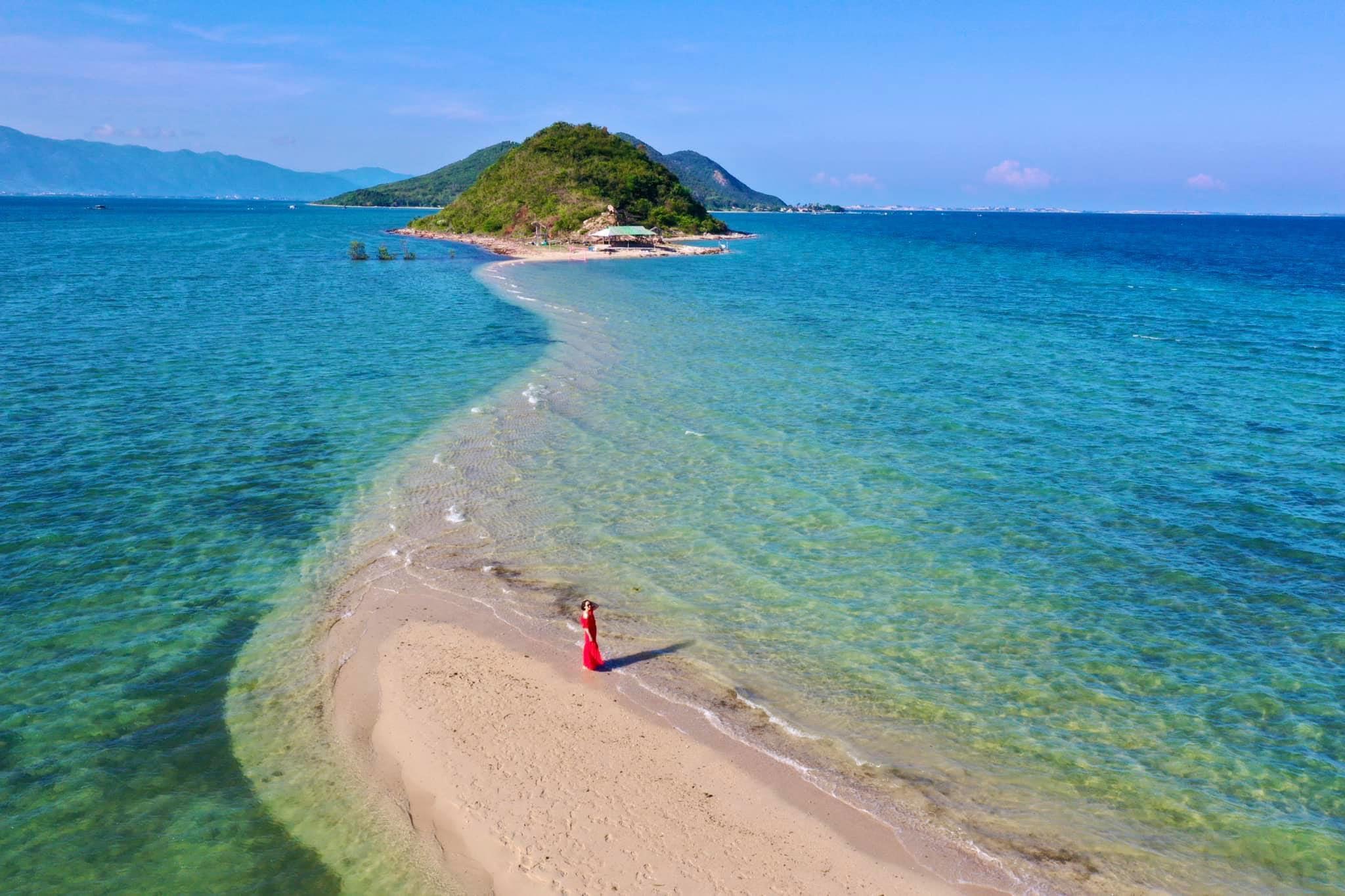 The walking path in the sea - The Saigon Times