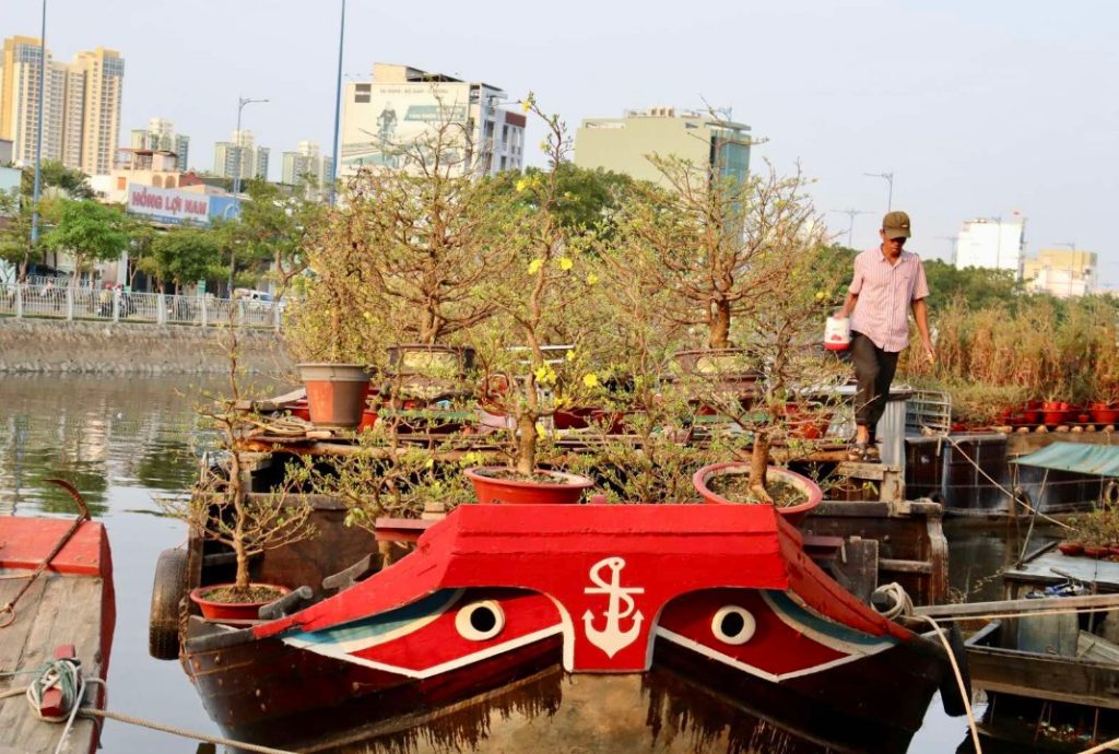 Binh Dong Wharf flower market lures crowds of Tet revelers - The Saigon ...